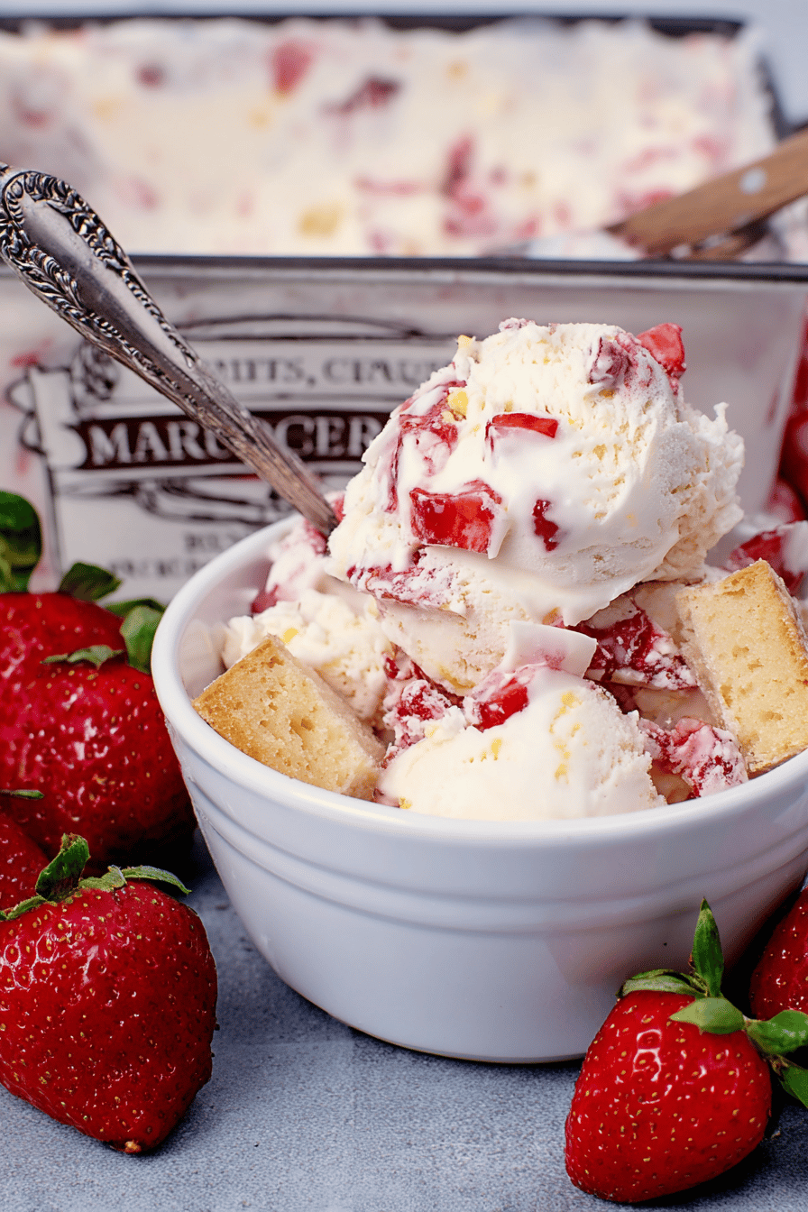 Creamy Strawberry Shortcake Ice Cream No Machine – spoonsway.com